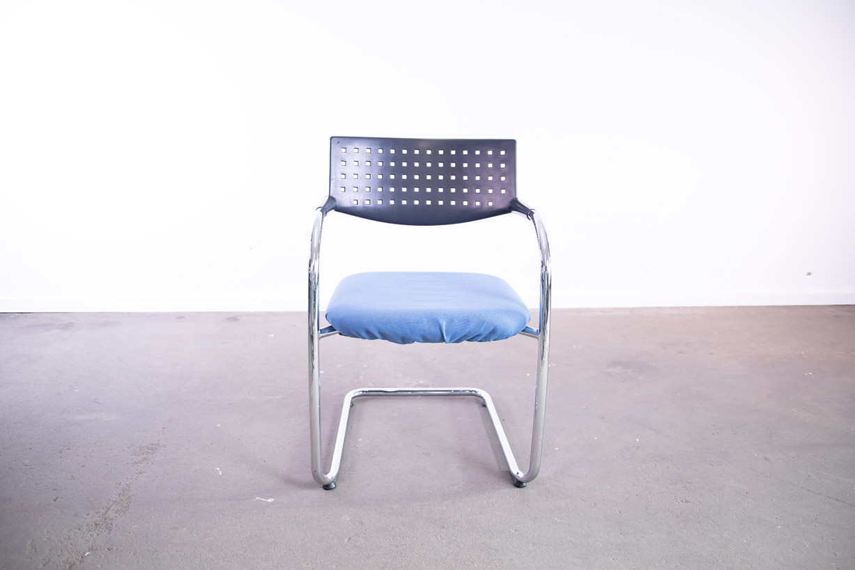 Vitra “Vis a vis Step”, Freischwinger, stapelbar, Chrom/Hellblau › SELLAMENSA. Shop