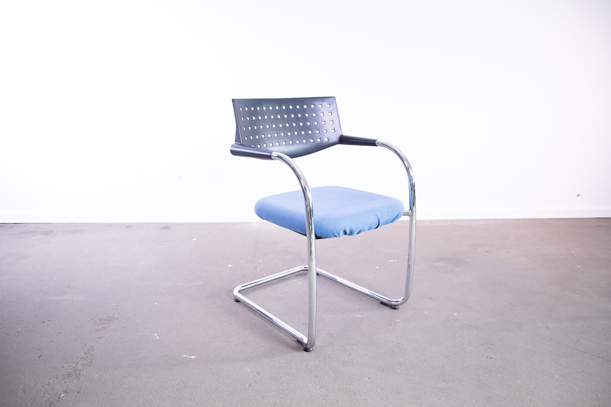 Vitra “Vis a vis Step”, Freischwinger, stapelbar, Chrom/Hellblau › SELLAMENSA. Shop