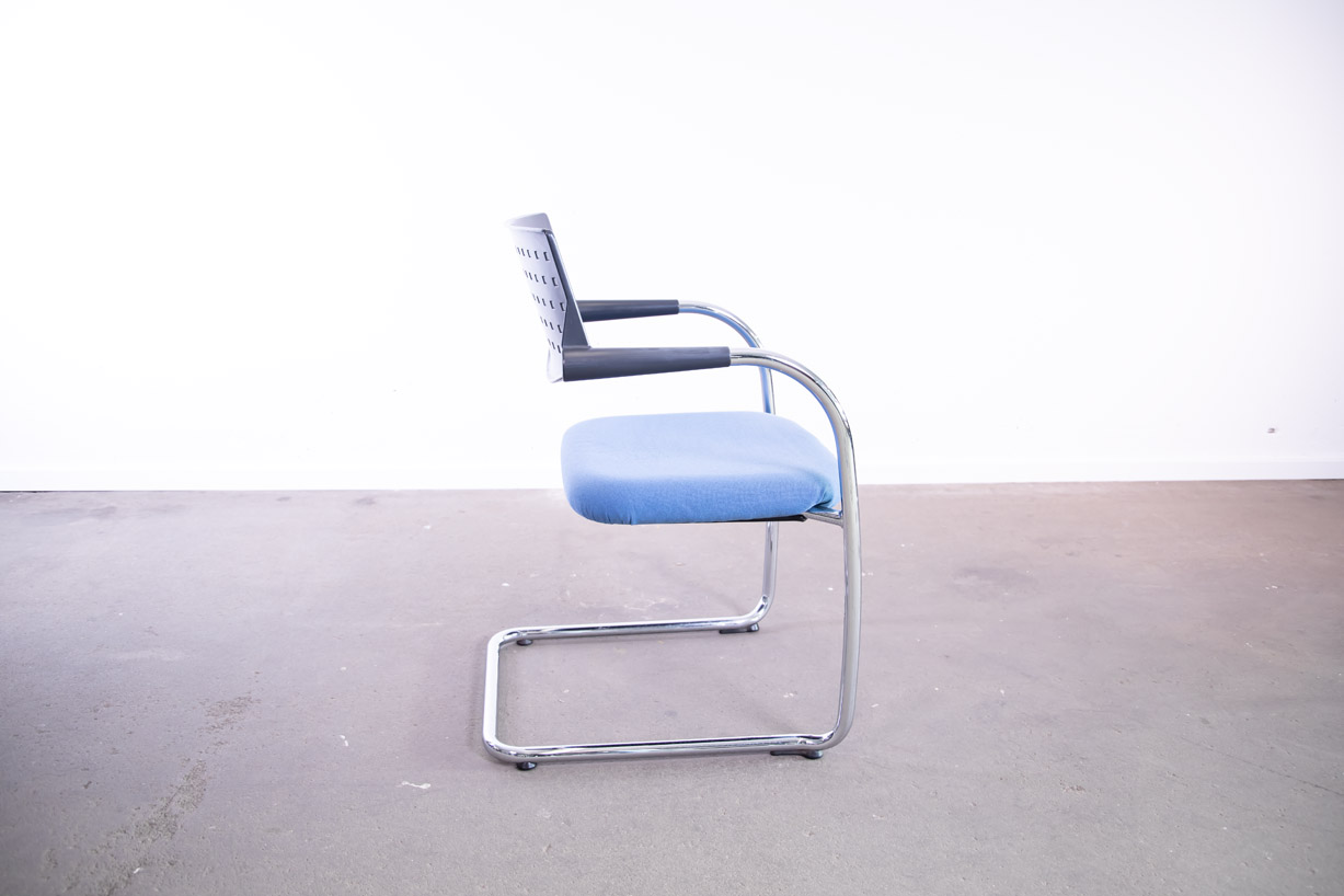 Vitra “Vis a vis Step”, Freischwinger, stapelbar, Chrom/Hellblau › SELLAMENSA. Shop