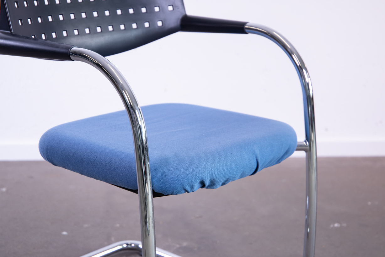 Vitra “Vis a vis Step”, Freischwinger, stapelbar, Chrom/Hellblau › SELLAMENSA. Shop