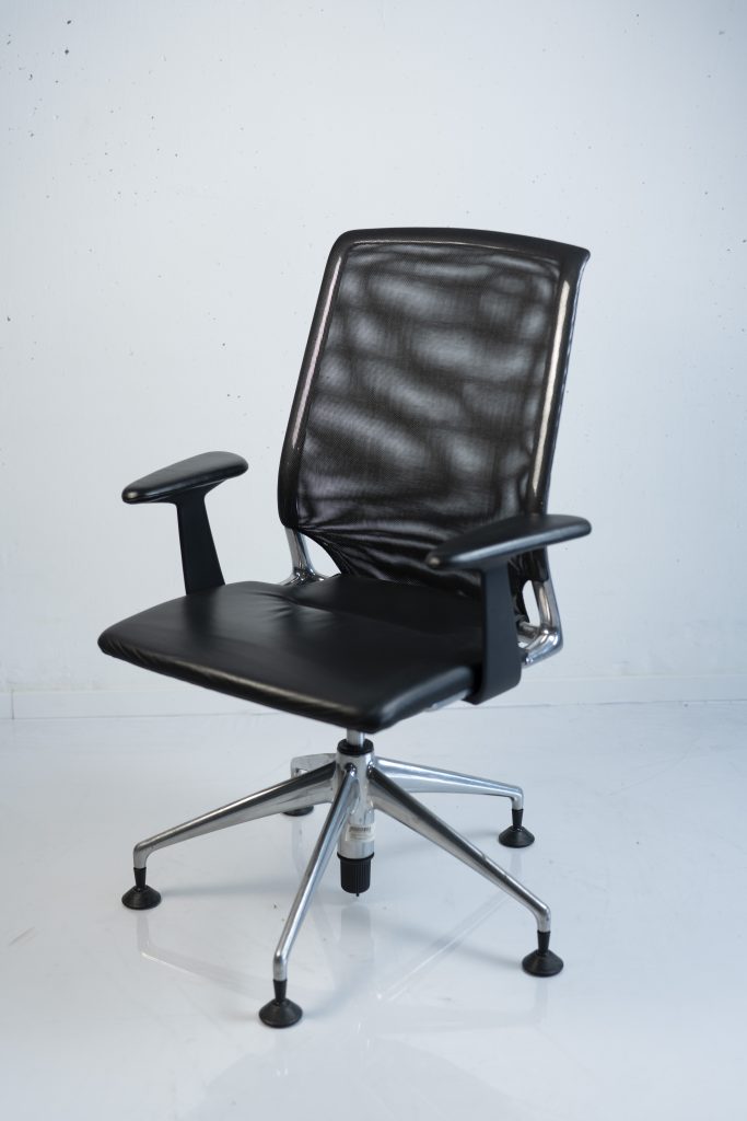Vitra “Meda Chair”, Drehstuhl mit Armlehnen, Leder/Netz, Schwarz ...